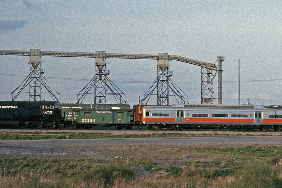 CR 6710 at Selkirk with CDOT M2 "Cosmopolitans" on May 4, 1976 | Conrail Photo Archive